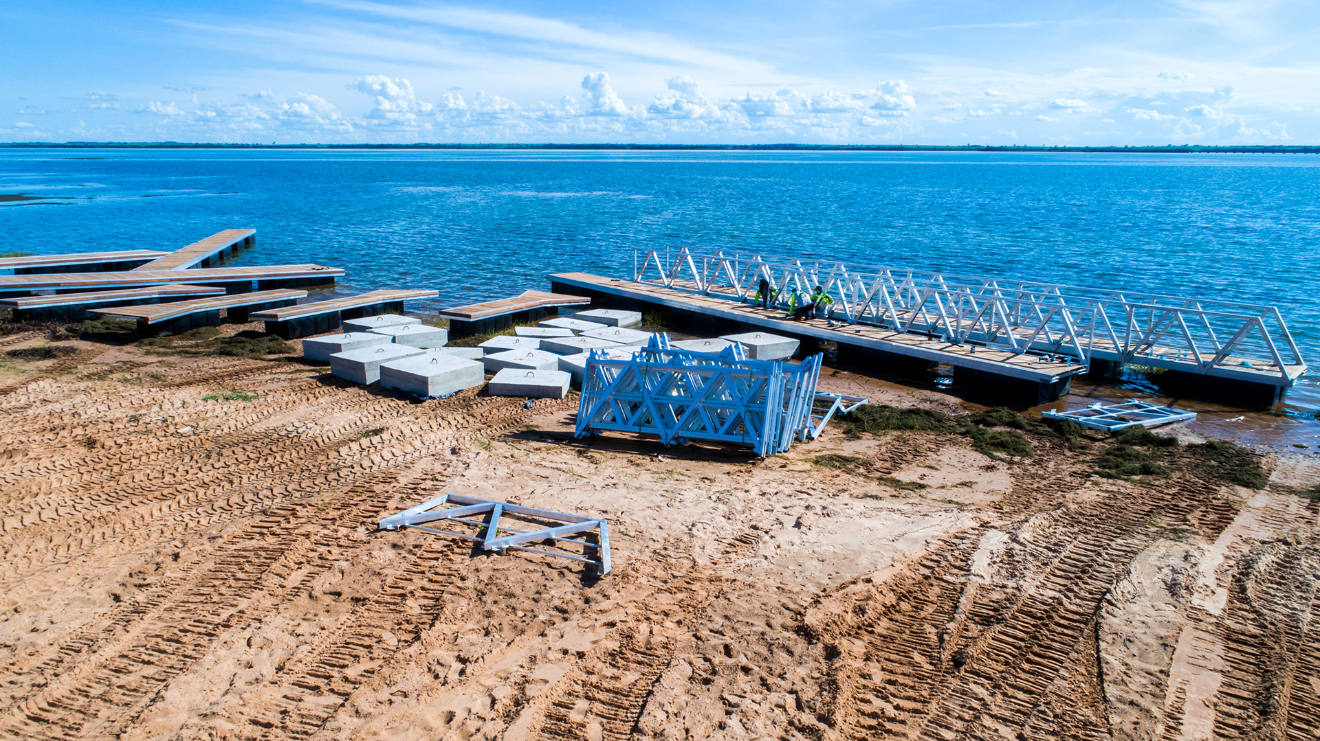 Píer para 17 embarcações começa a ser montado na Praia Pôr do Sol de ...